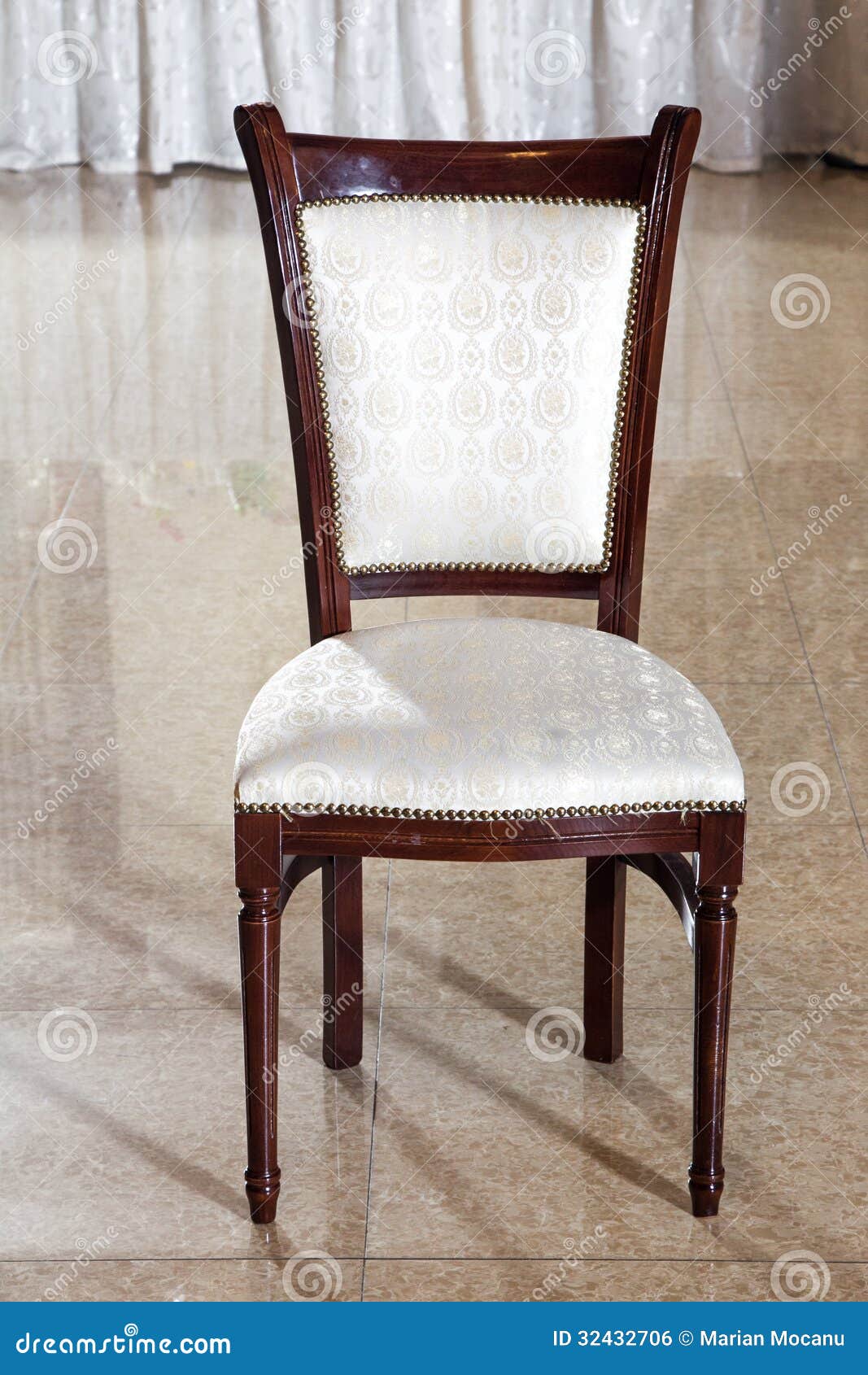 Eleganter Stuhl stockfoto. Bild von lehnsessel, hintergrund - 32432706