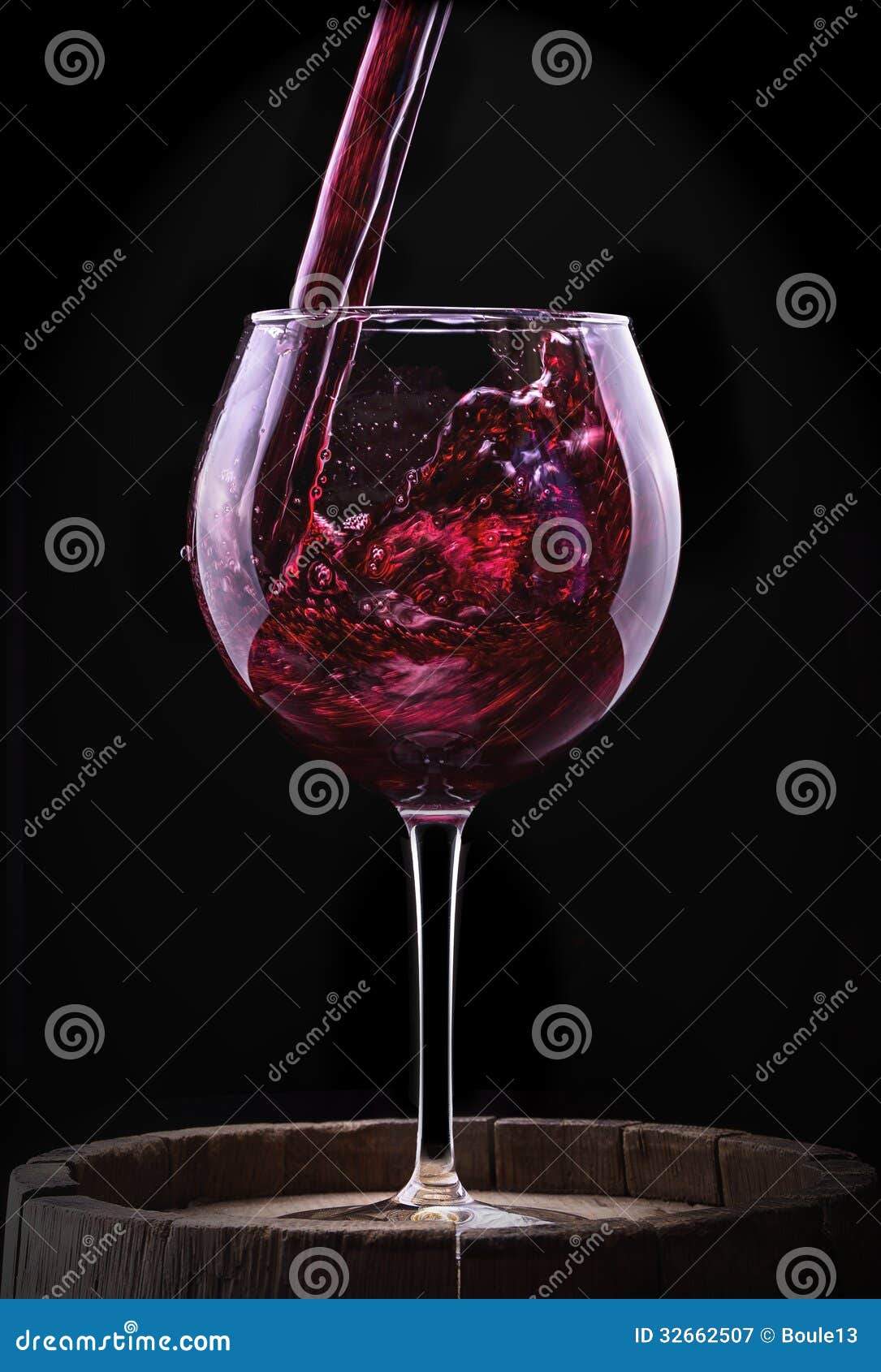 Elegantes Rotweinglas Im Schwarzen Hintergrund Stockbild - Bild von ...