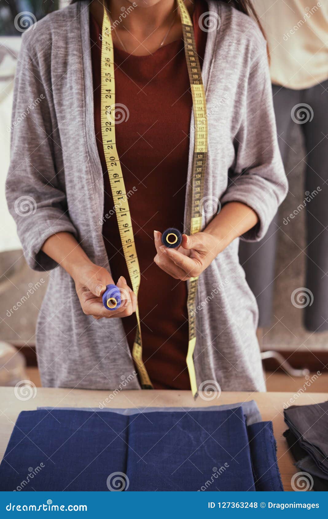 Elegir color del hilo foto de archivo. Imagen de cortina - 127363248