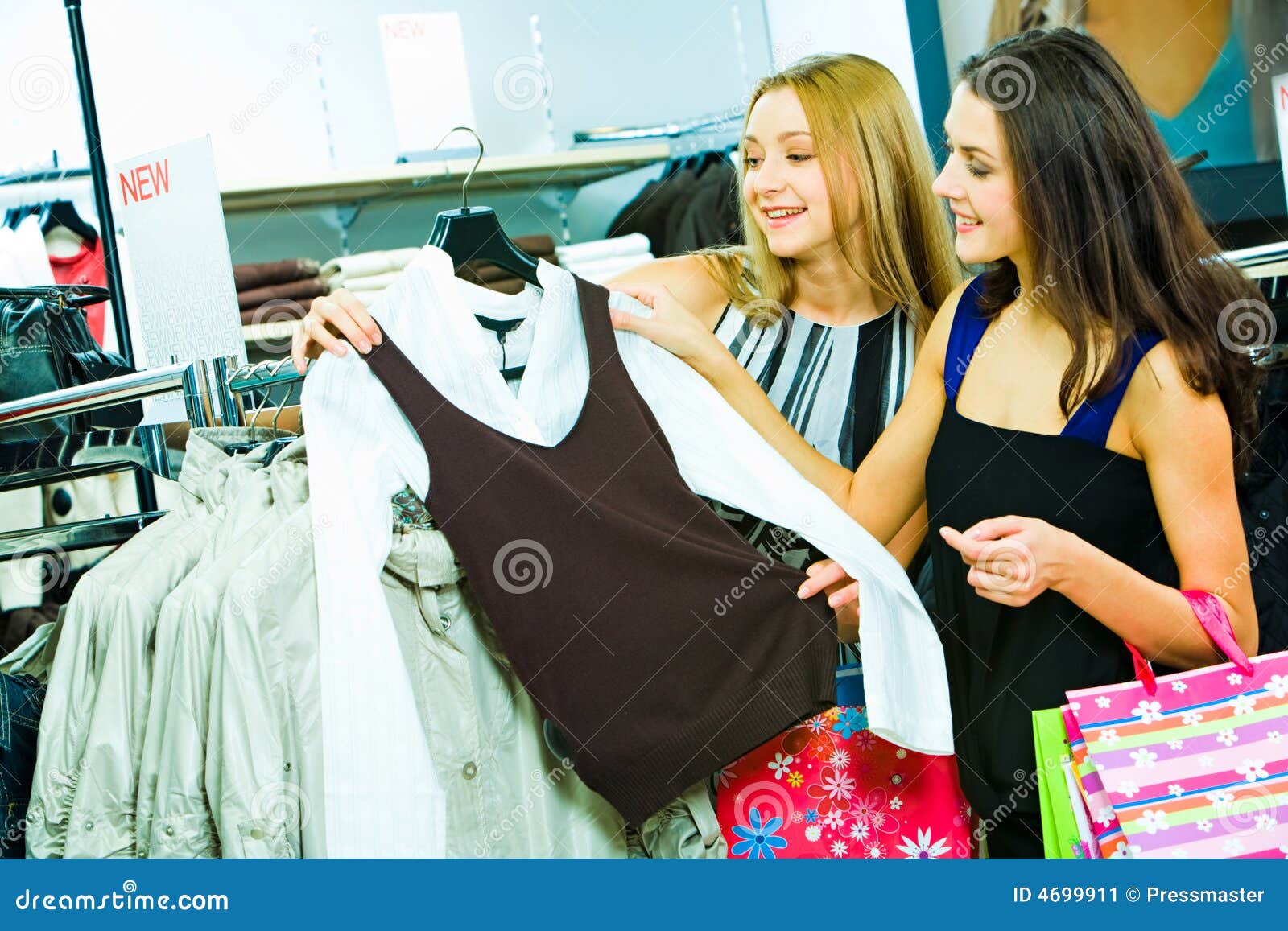 Elegir la nueva ropa imagen de archivo. Imagen de feliz - 4699911