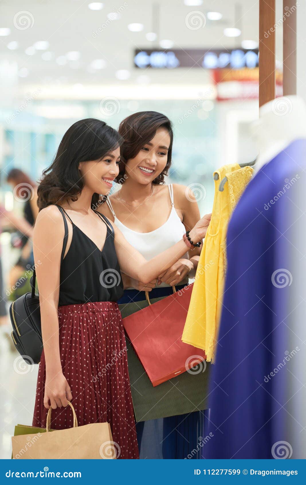 Elegir la ropa imagen de archivo. Imagen de alameda - 112277599