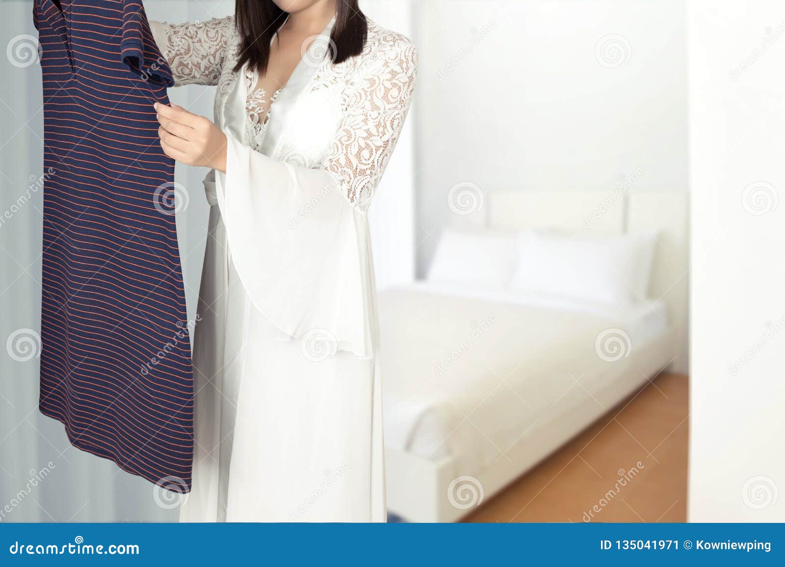 Elegir la ropa imagen de archivo. Imagen de desgaste - 135041971