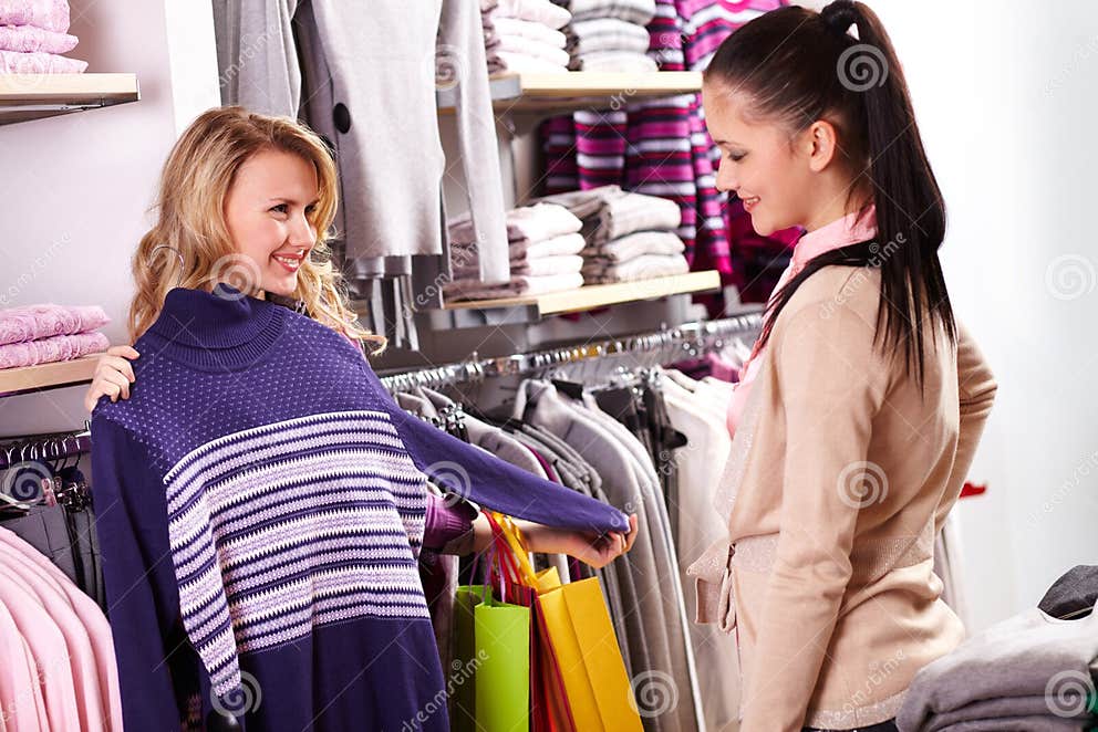 Elegir la ropa foto de archivo. Imagen de compras, venta - 29514792