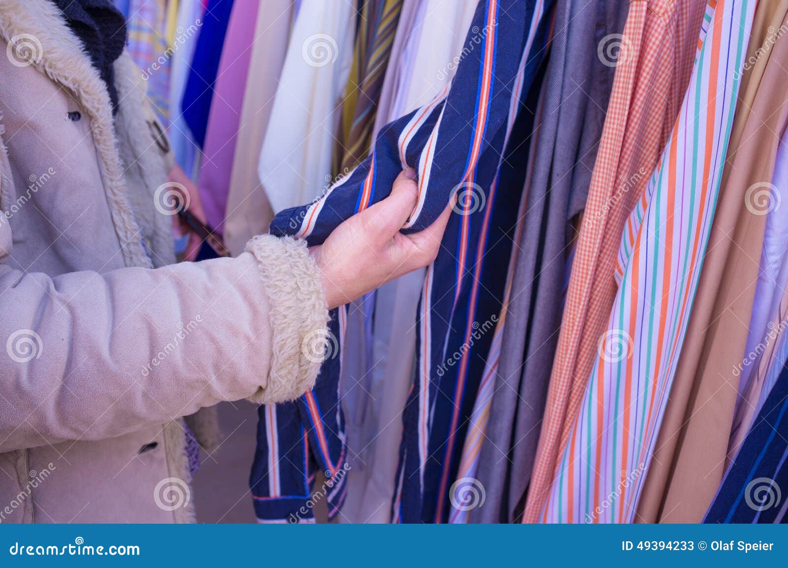 Elegir la ropa imagen de archivo. Imagen de hembra, utilizado - 49394233