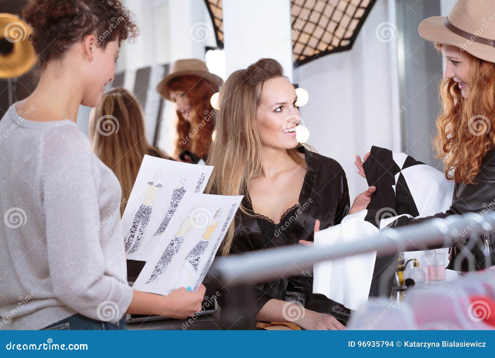 Elegir la ropa foto de archivo. Imagen de hermoso, modelo - 96935794