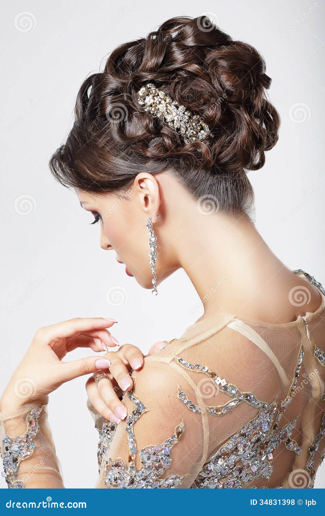 Elegância E Chique Morena Bonita Com Penteado Elegante Luxo Foto De