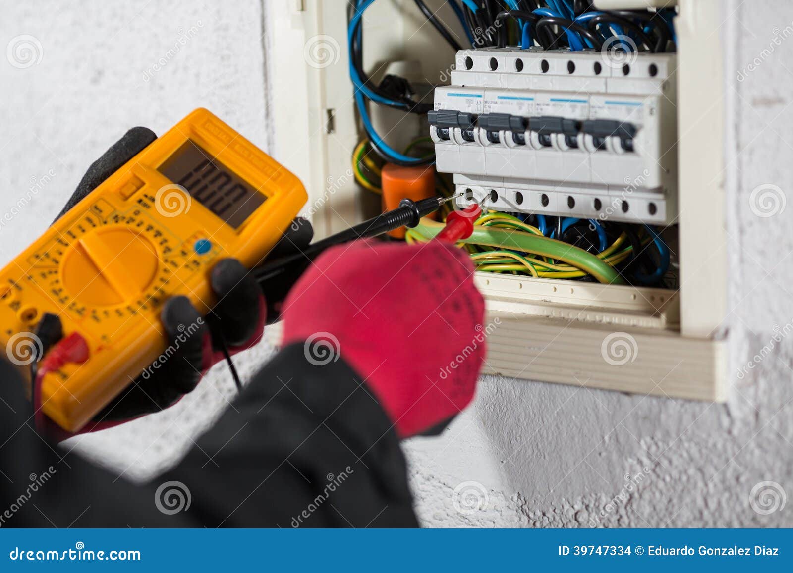 Elektricien stock foto. Image of elektro, reparatie, industrieel - 39747334