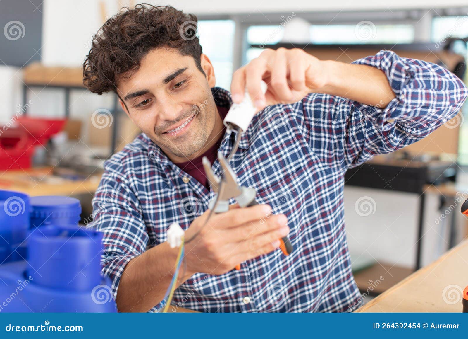 Elektricien Bindt Koperdraden Samen Stock Foto - Image of verbeter ...