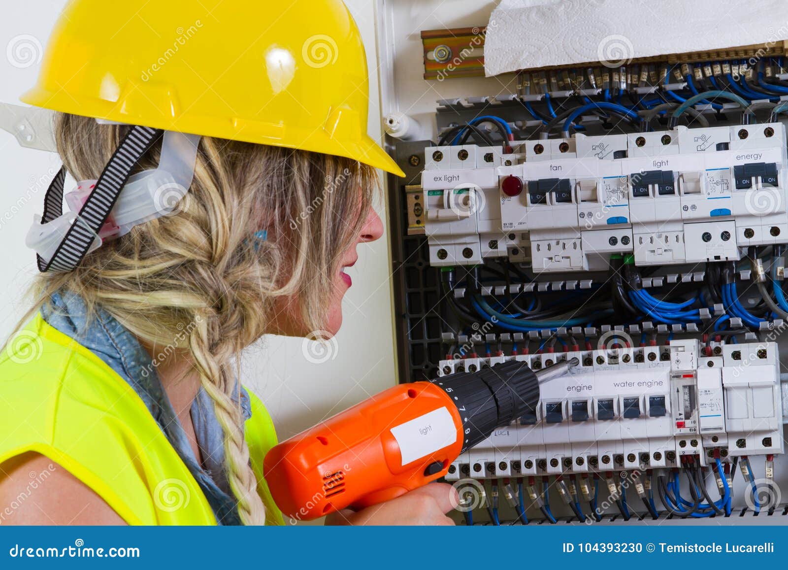 Elektricien op het werk stock foto. Image of installeren - 104393230