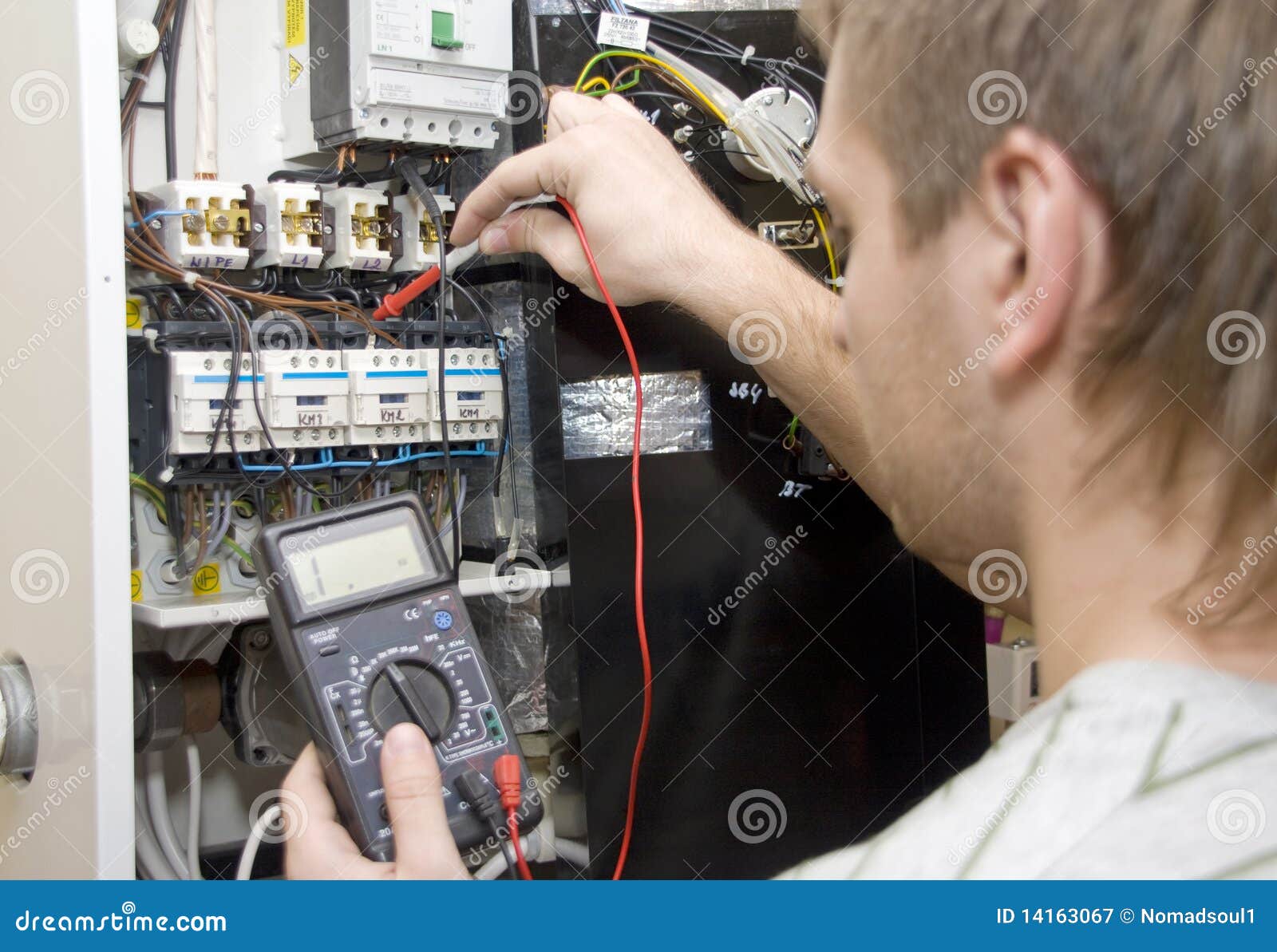 Elektricien op het werk stock afbeelding. Image of mens - 14163067