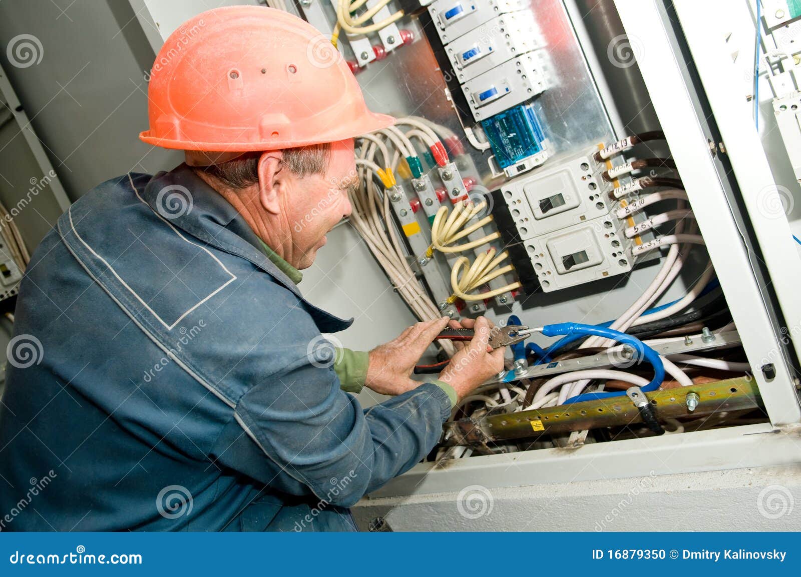 Elektricien op het werk stock foto. Image of ingenieur - 16879350
