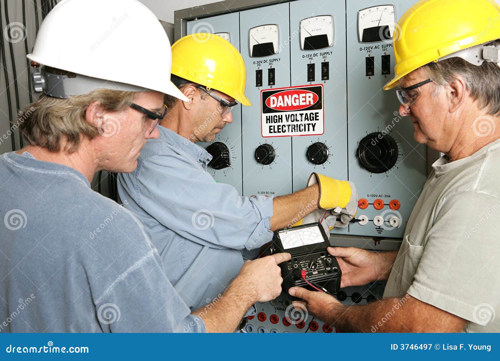 Elektriciens Op Hoogspanning Stock Afbeelding - Image of authentiek ...