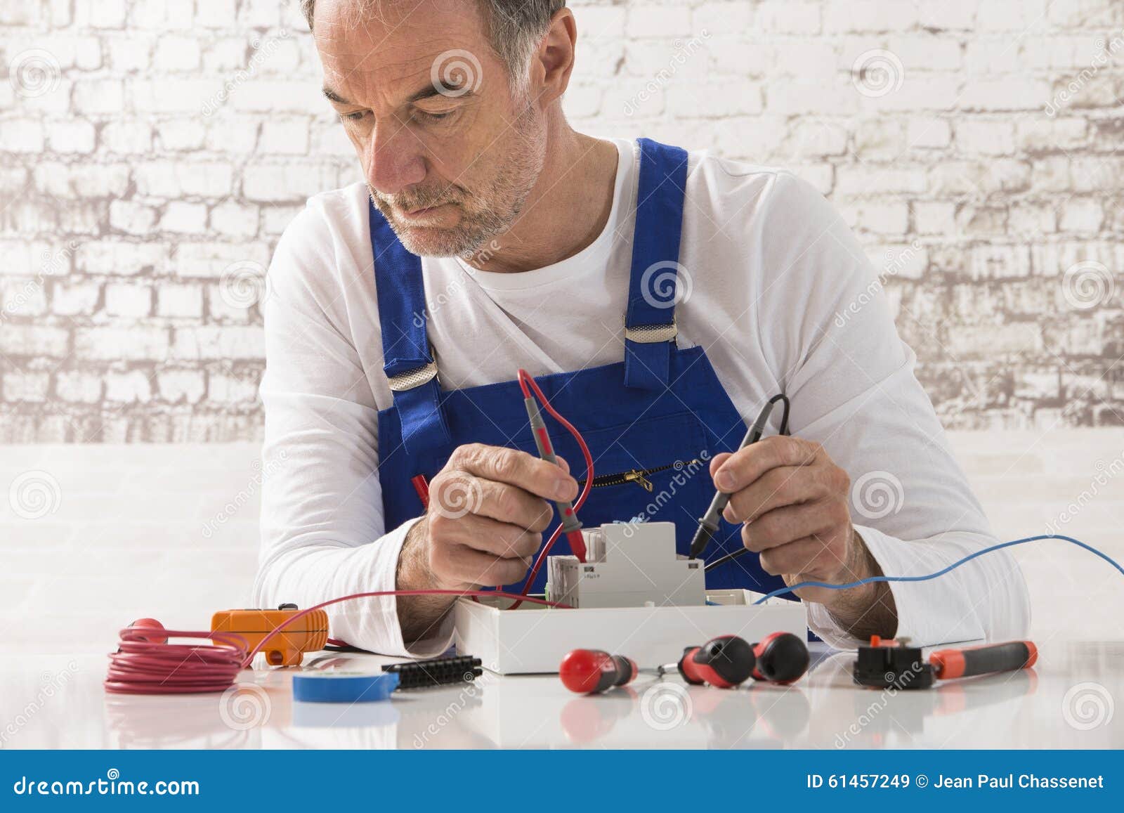 Elektriker fotografering för bildbyråer. Bild av ström - 61457249