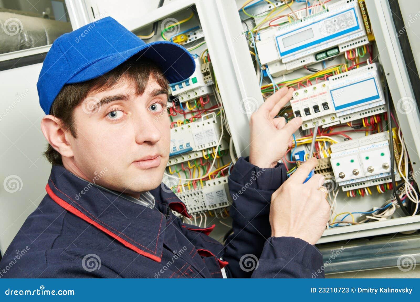 Elektriker bei der Arbeit stockbild. Bild von industrie - 23210723