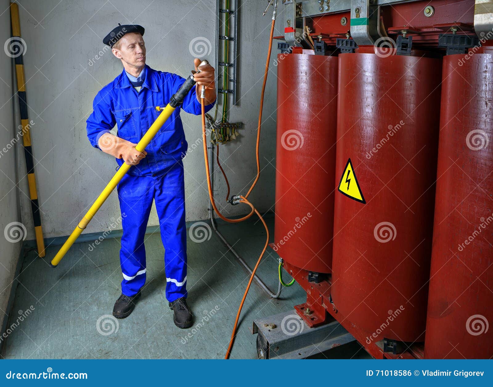 Elektriker Benutzt Einen Isolierenden Stock Erdungstransformator ...