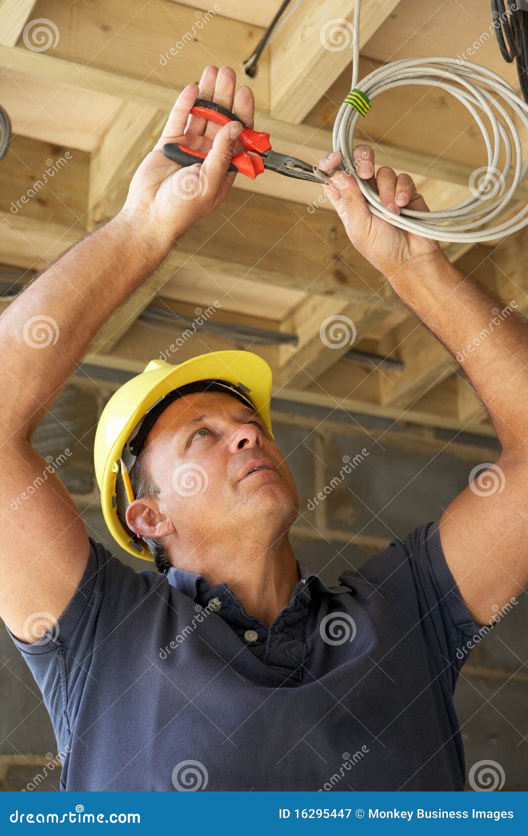 Elektriker, Der an Leitungen Arbeitet Stockbild - Bild von gealtert ...