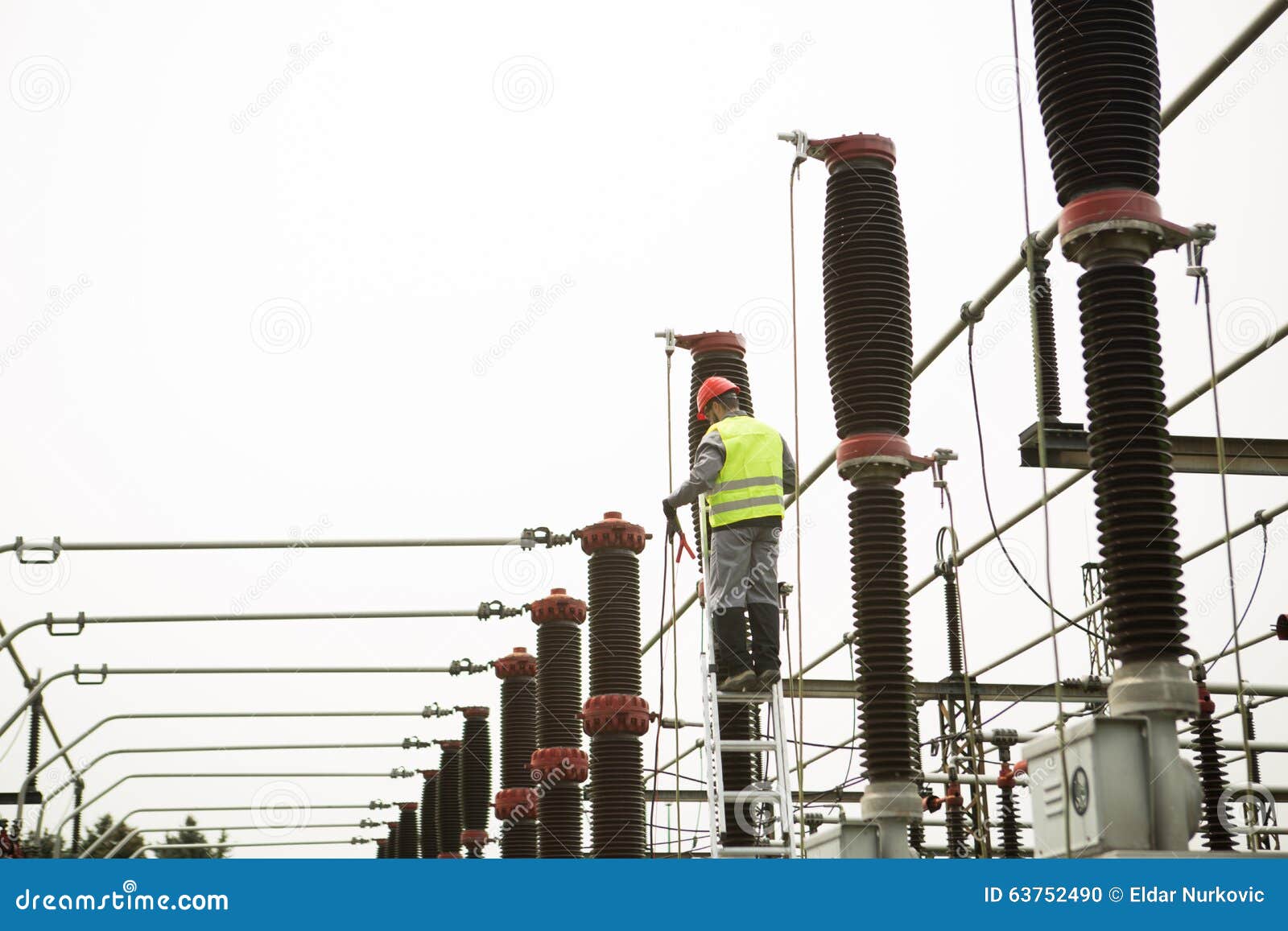 Elektrikererbaueringenieur Transformator in Einem Kraftwerk Stockfoto ...