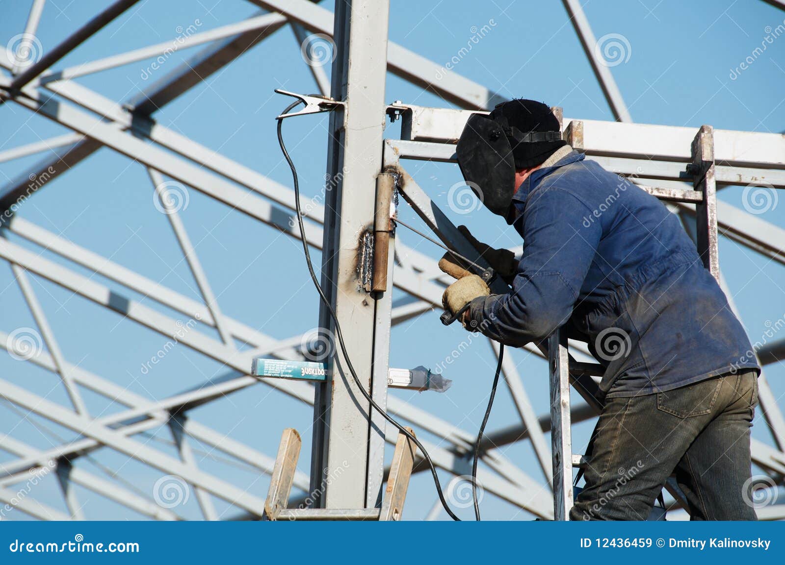 Elektrisch booglassen stock afbeelding. Image of industrie - 12436459