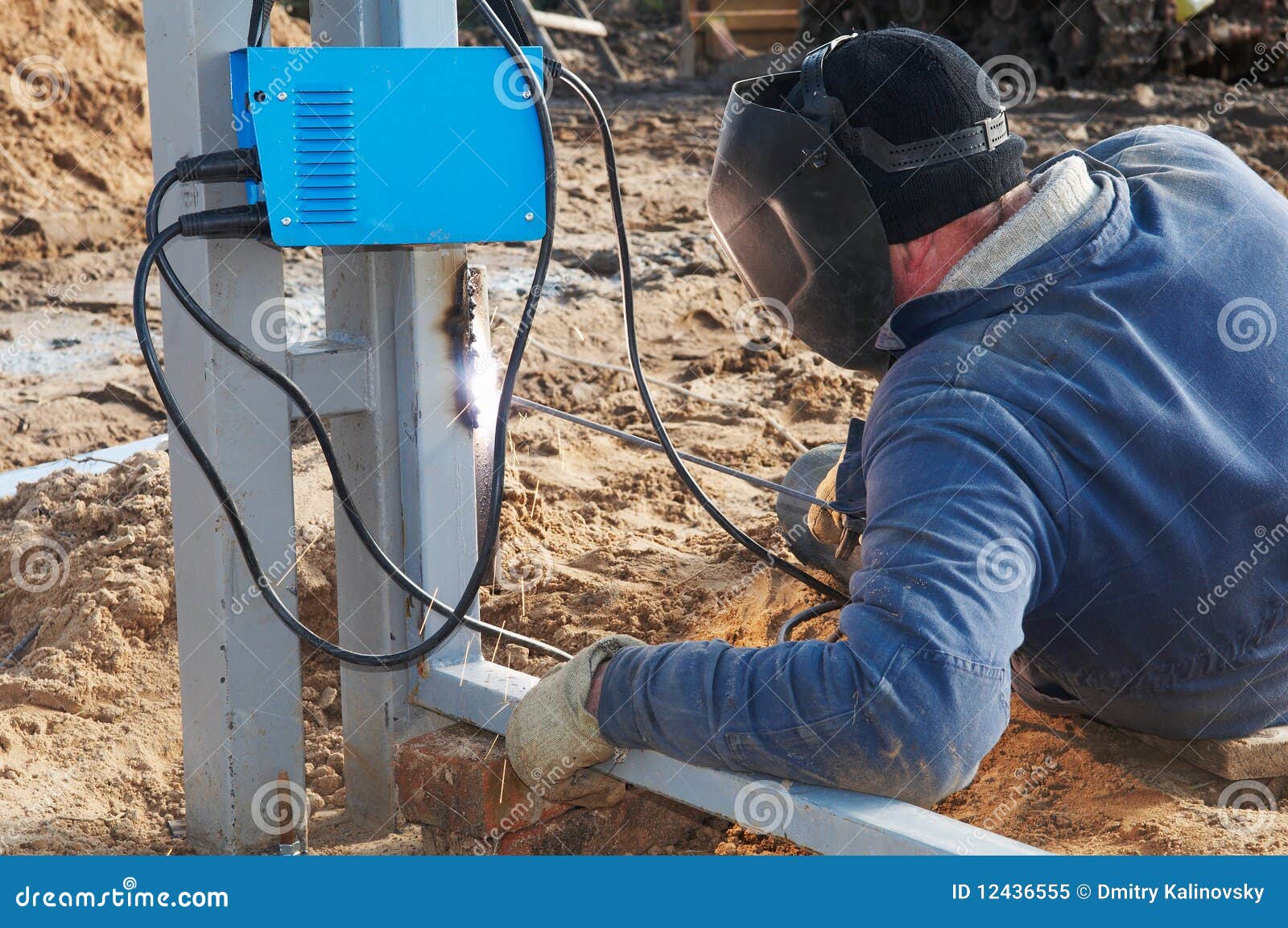 Elektrisch booglassen stock afbeelding. Image of gloed - 12436555