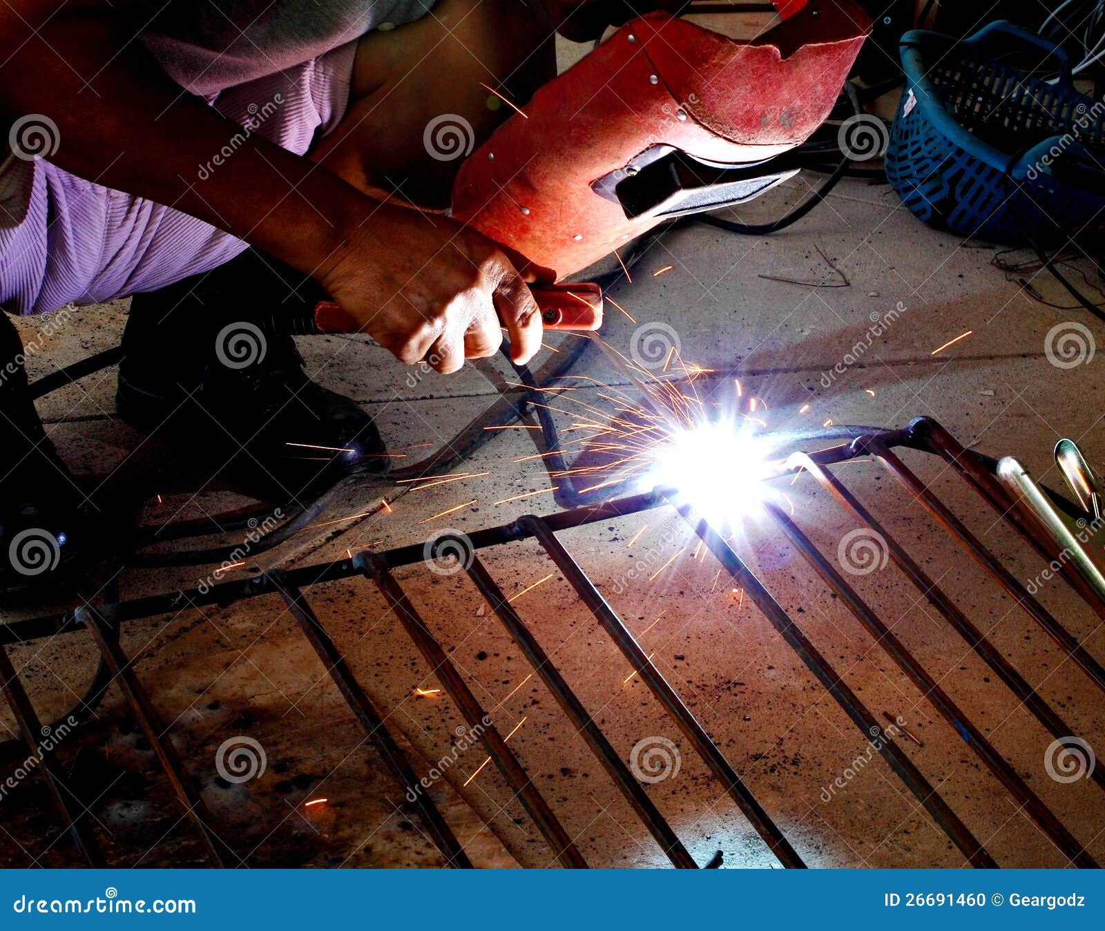 Elektrisch Lassen Dat Vierkante Staaf Verbindt Stock Foto - Image of ...