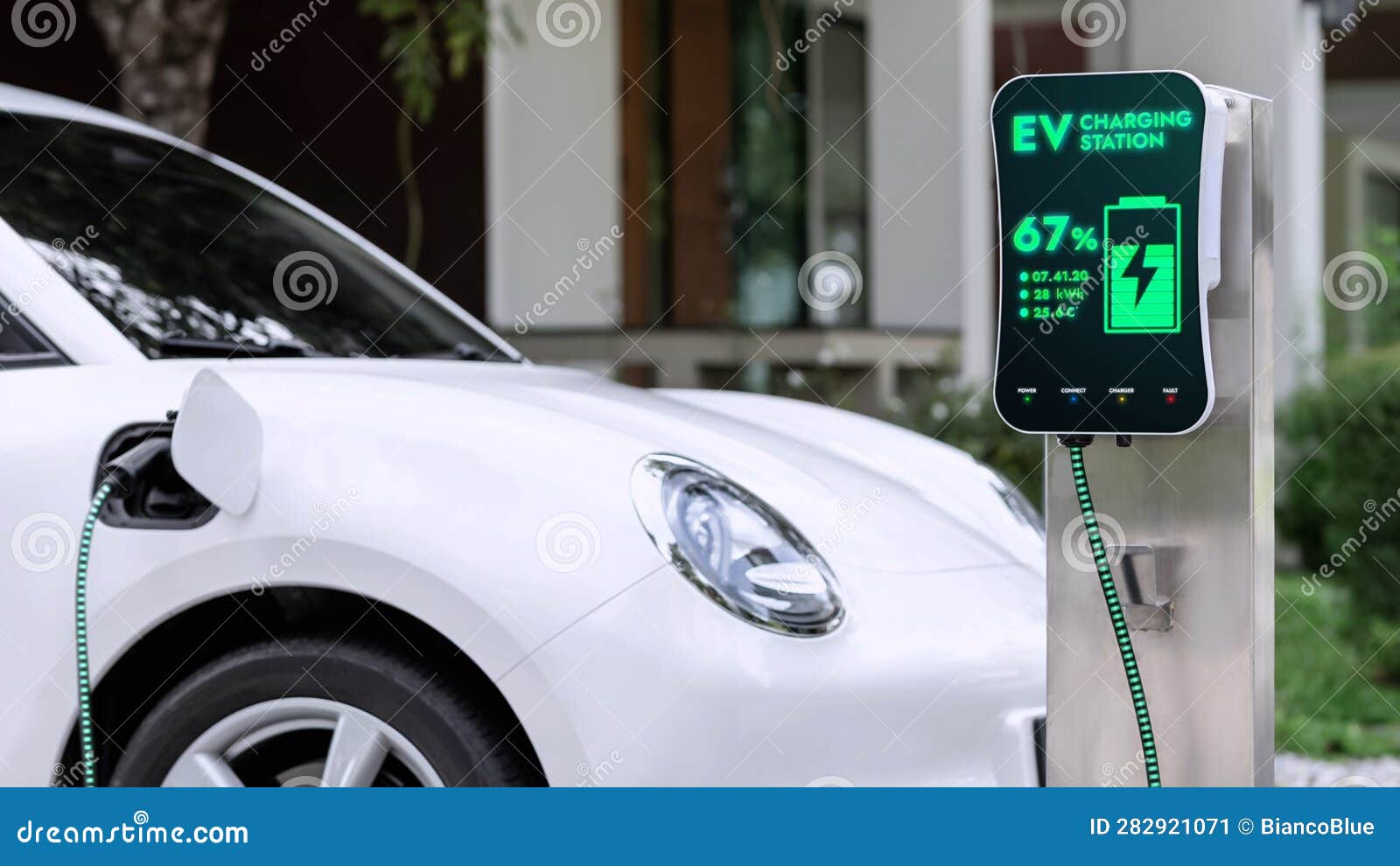 Elektrische Auto Aangesloten Op Thuislaadstation Permitteren Stock