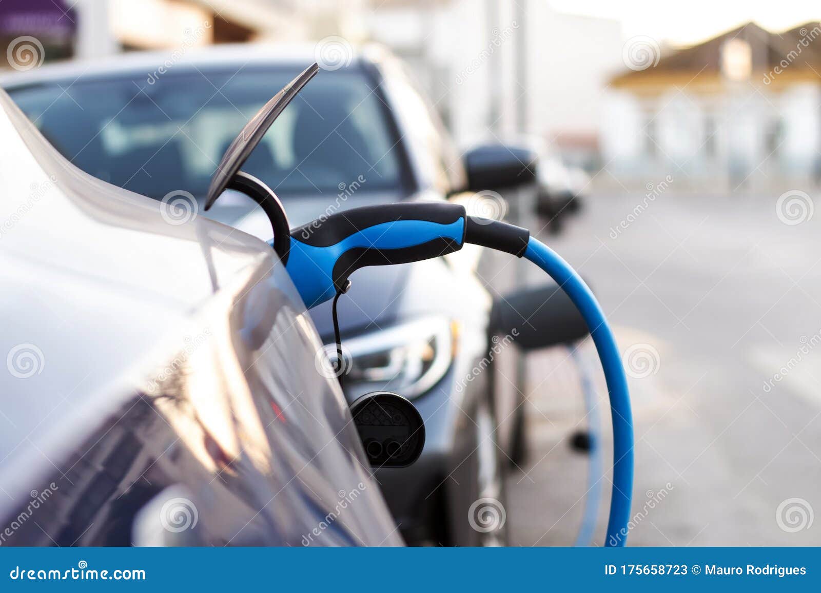 Elektrische Auto Die Is Aangesloten Op Het Stopcontact Voor Het Laden
