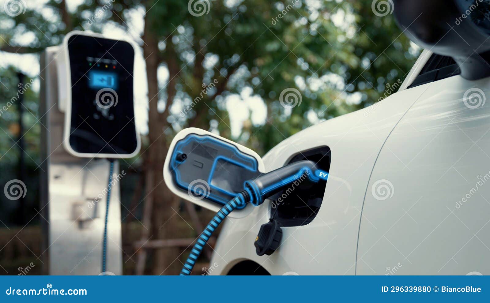 Elektrische Auto Met Laadstation In Eco Green Park Permitteren Stock