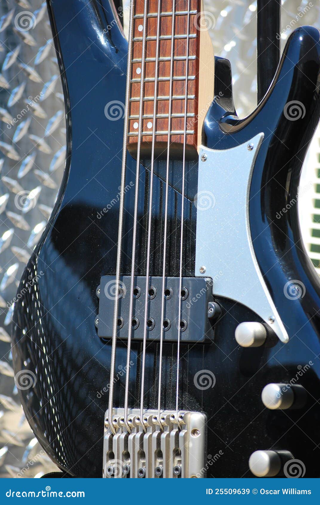 Elektrische basgitaar. stock afbeelding. Image of baarzen - 25509639