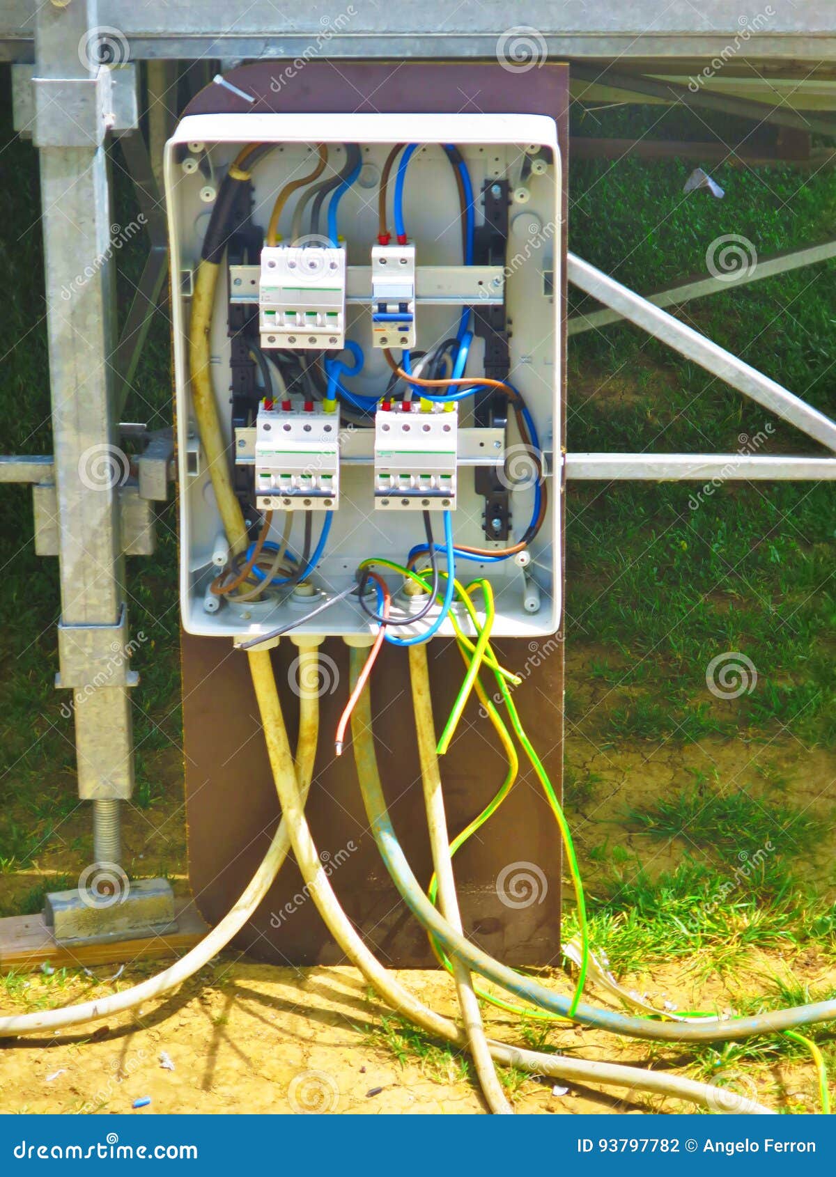 Elektrischer Installationsbau Einer Stromleitung Stockfoto - Bild von ...