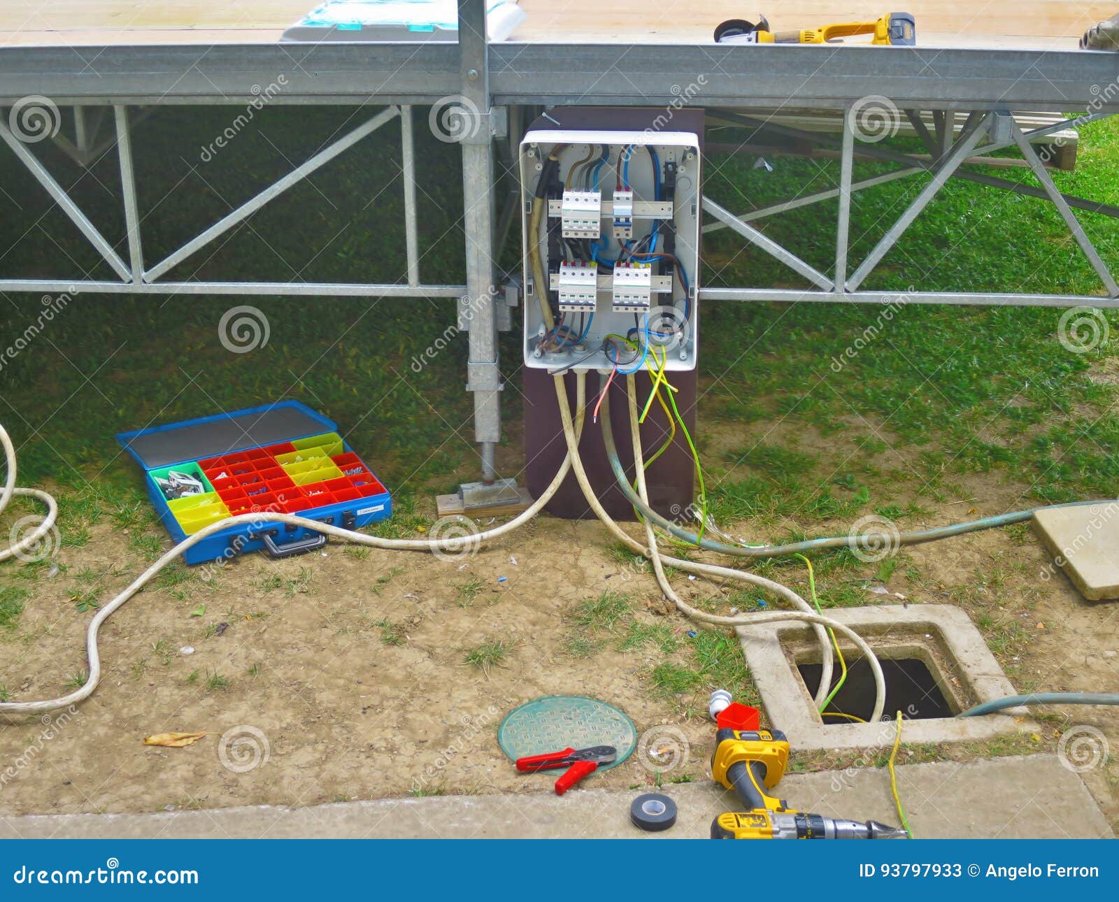 Elektrischer Installationsbau Einer Stromleitung Stockbild - Bild von ...