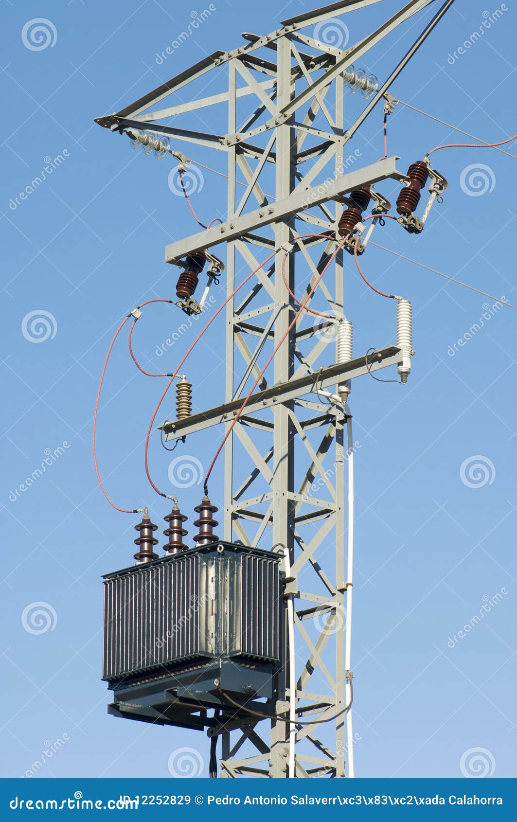 Elektrischer Transformator stockbild. Bild von infrastruktur - 12252829