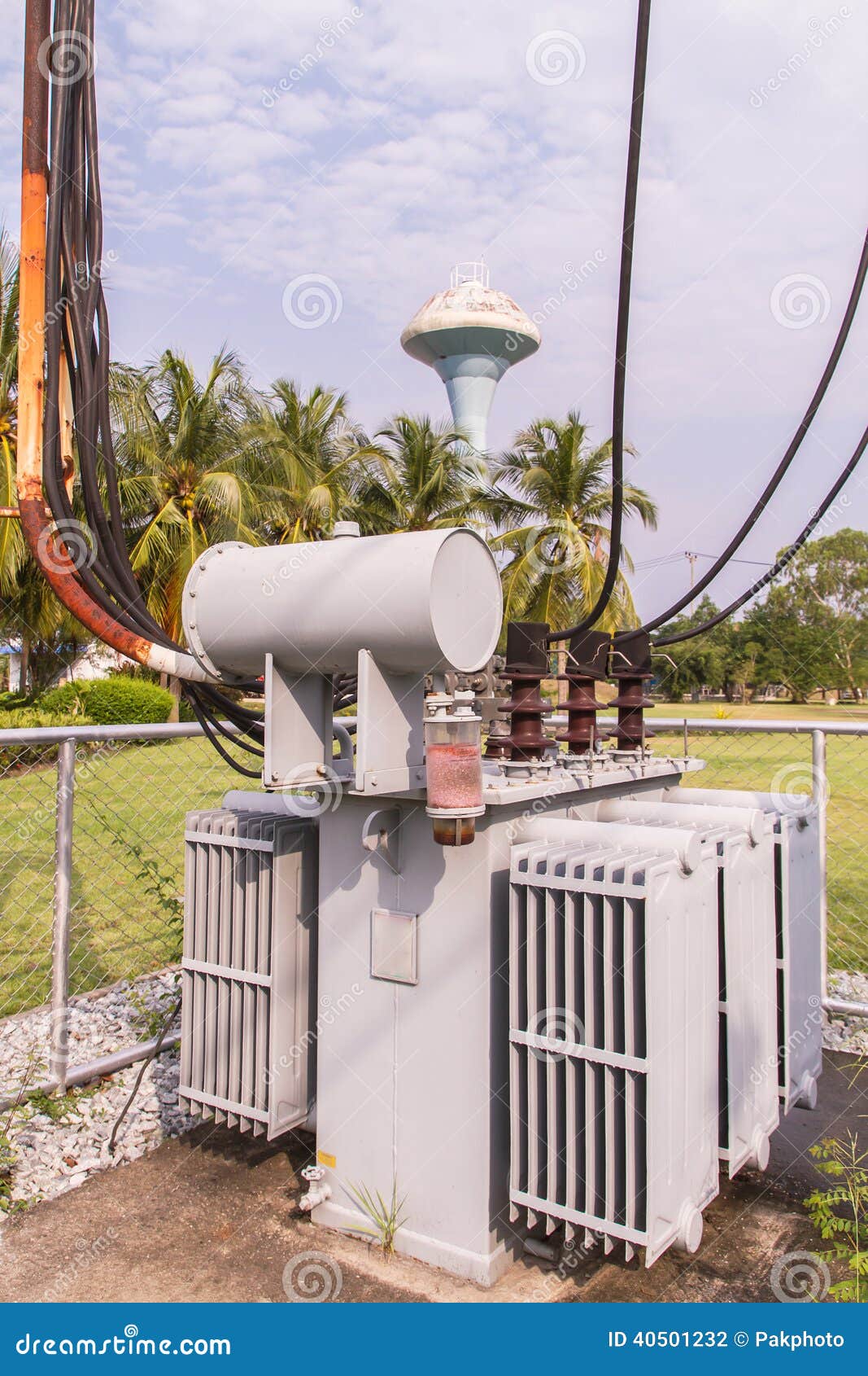 Elektrischer Transformator stockfoto. Bild von technologie - 40501232