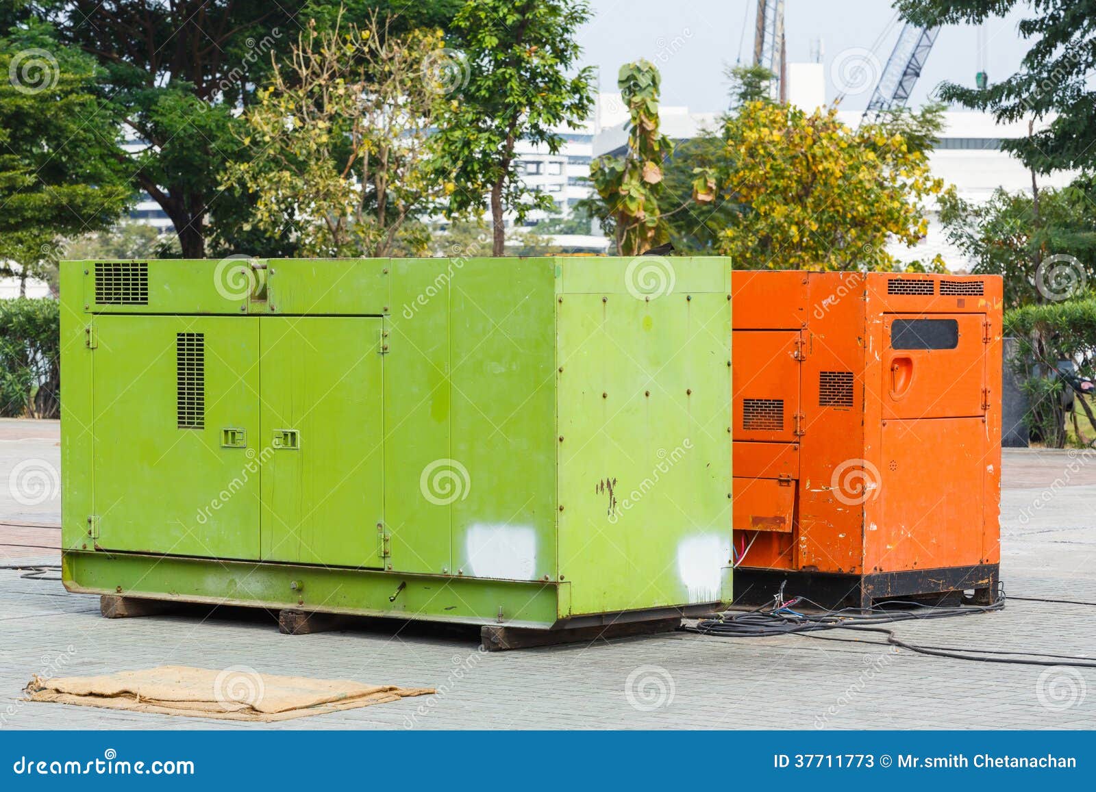 Elektrisk generator fotografering för bildbyråer. Bild av orange - 37711773