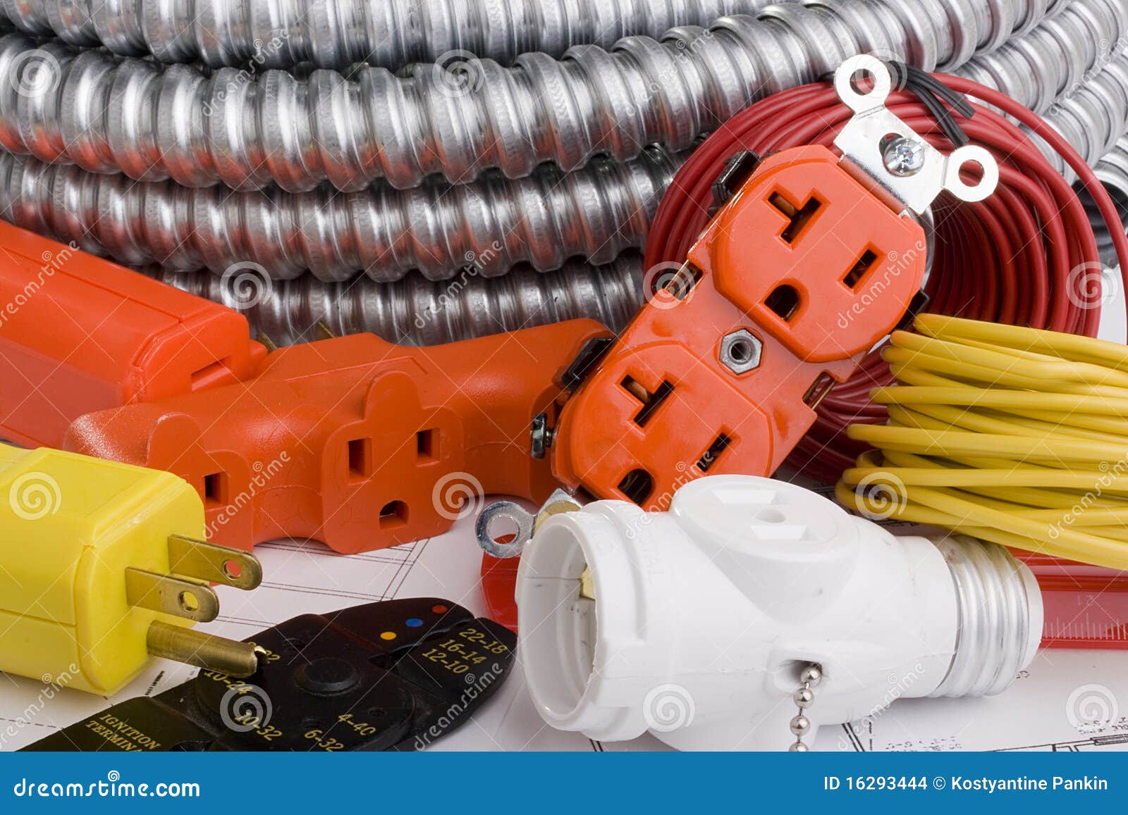 Elektro apparatuur stock foto. Image of toebehoren, bedrading - 16293444