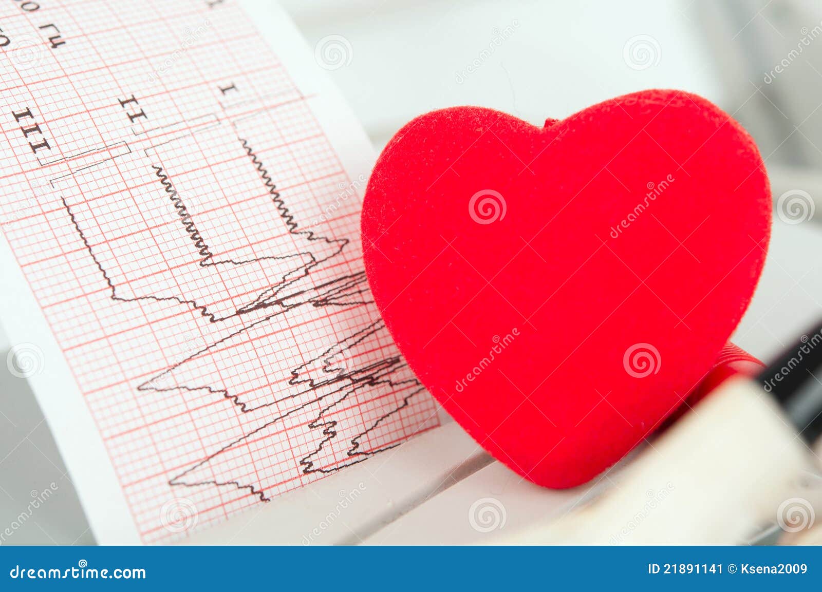 Elektrocardiogram Met Een Hart Stock Afbeelding - Image of ...