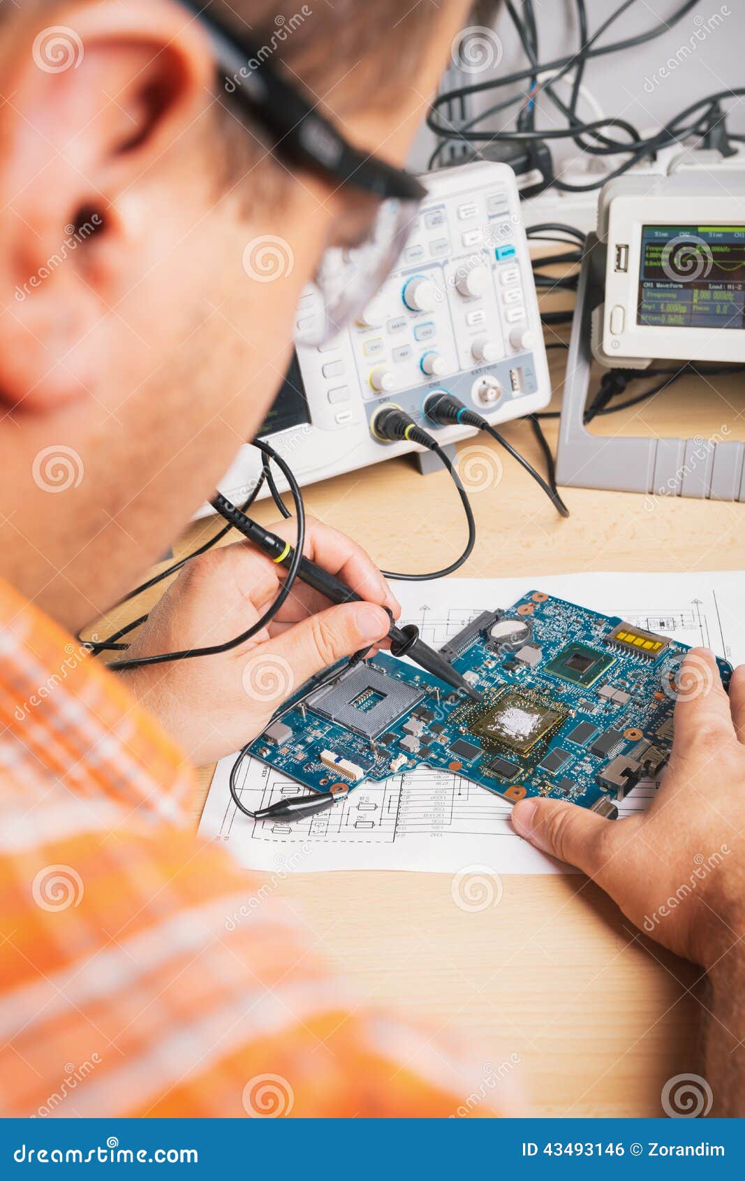 Elektronisch Materiaal in De Dienst Stock Foto - Image of laboratorium ...