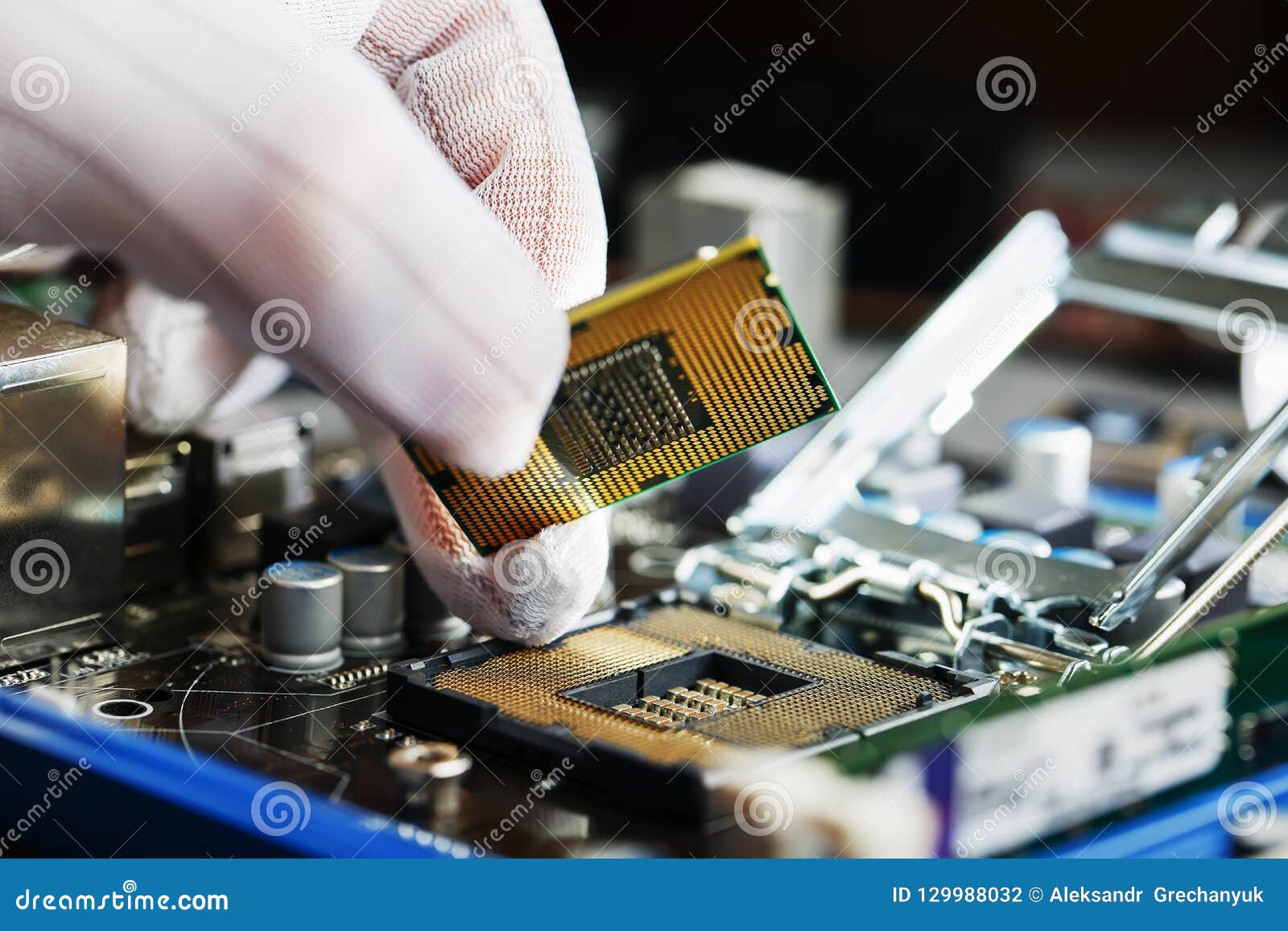 Elektronische Ingenieur Van Computertechnologie De Hardwareverbetering Van De Onderhoudscomputer ...