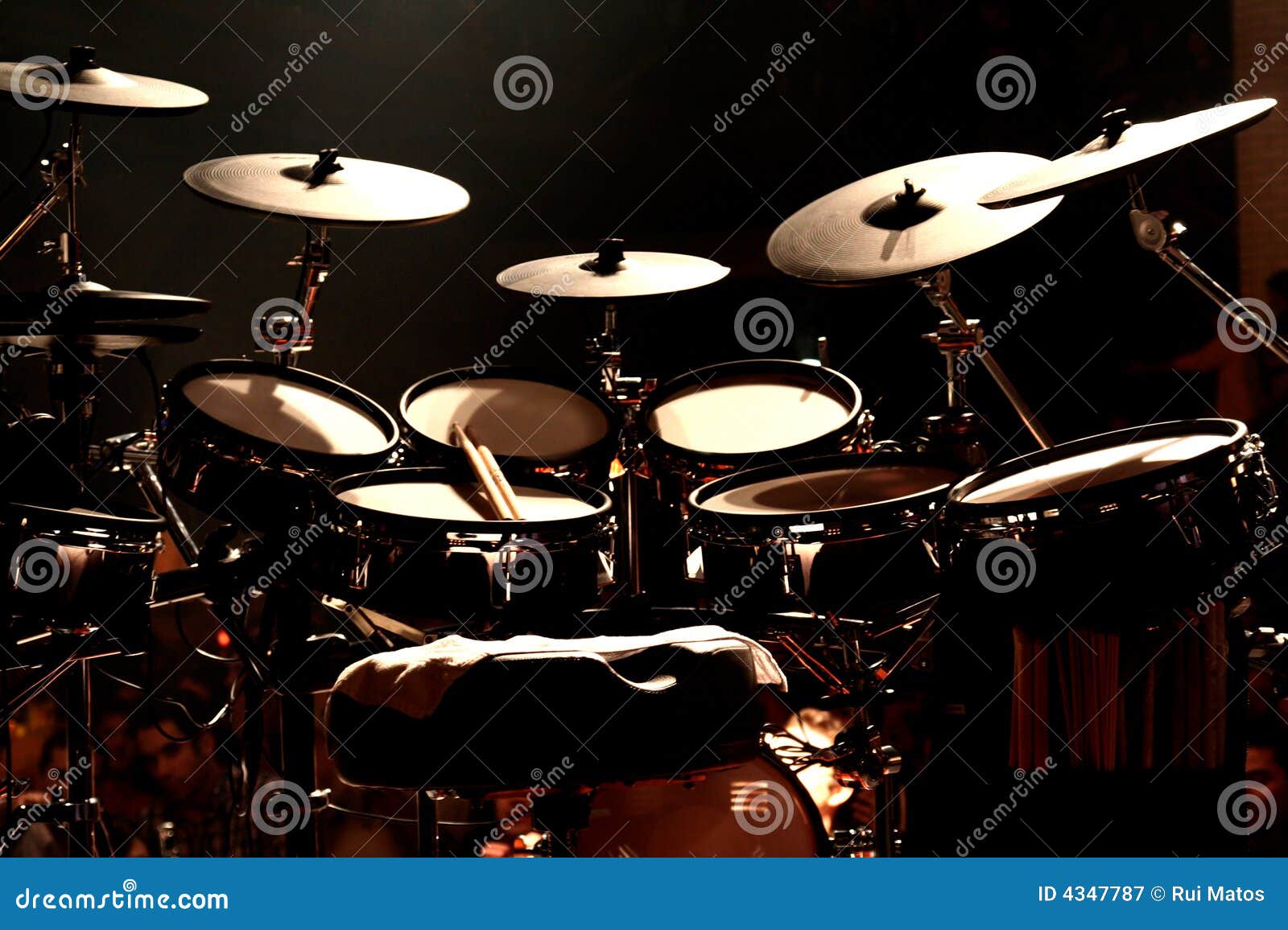 Elektronische Trommels Op Stadium Stock Afbeelding - Image of kleuren ...