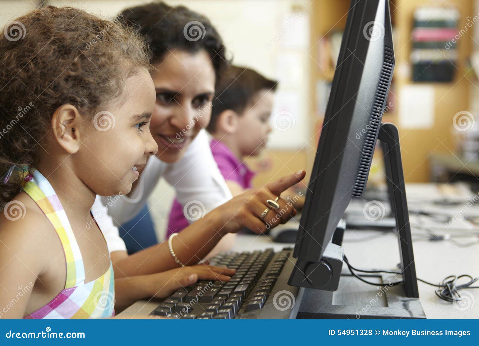 Elementaire Scholier Met Leraar in Computer Class Stock Foto - Image of ...