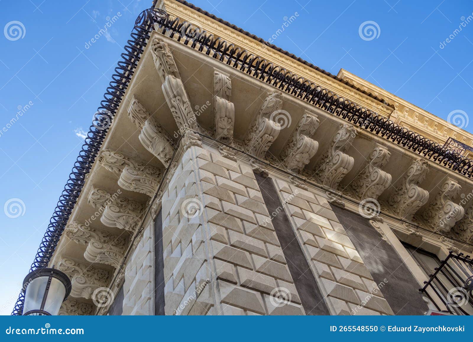 Elementos De Arquitectura Barroca En La Fachada Del Edificio Foto de ...