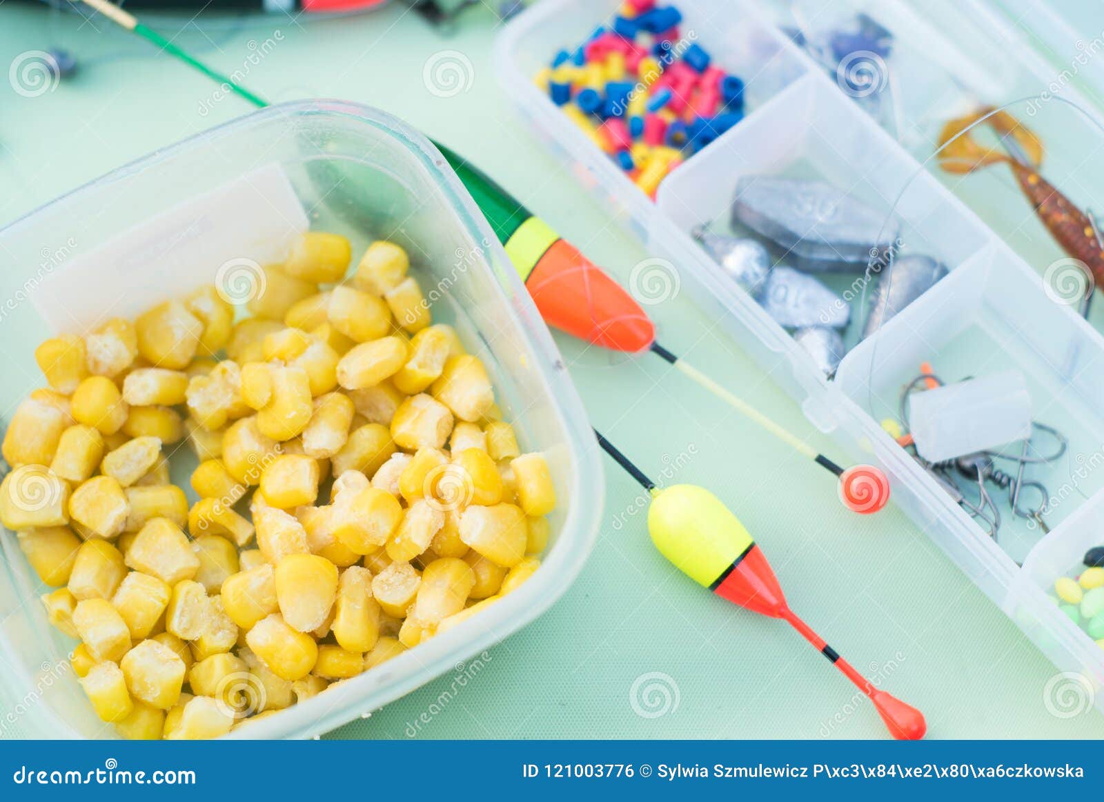 Elementos Del Equipo De Pesca Foto de archivo - Imagen de metal, fondo ...