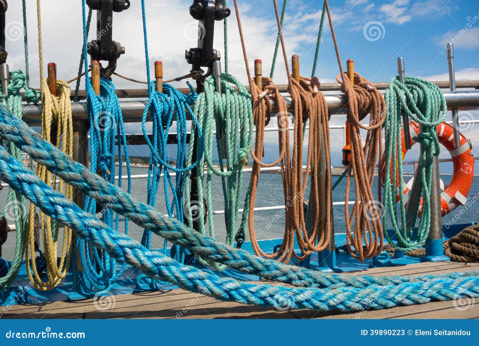 Elementos Del Equipo De Un Yate Imagen de archivo - Imagen de madera ...