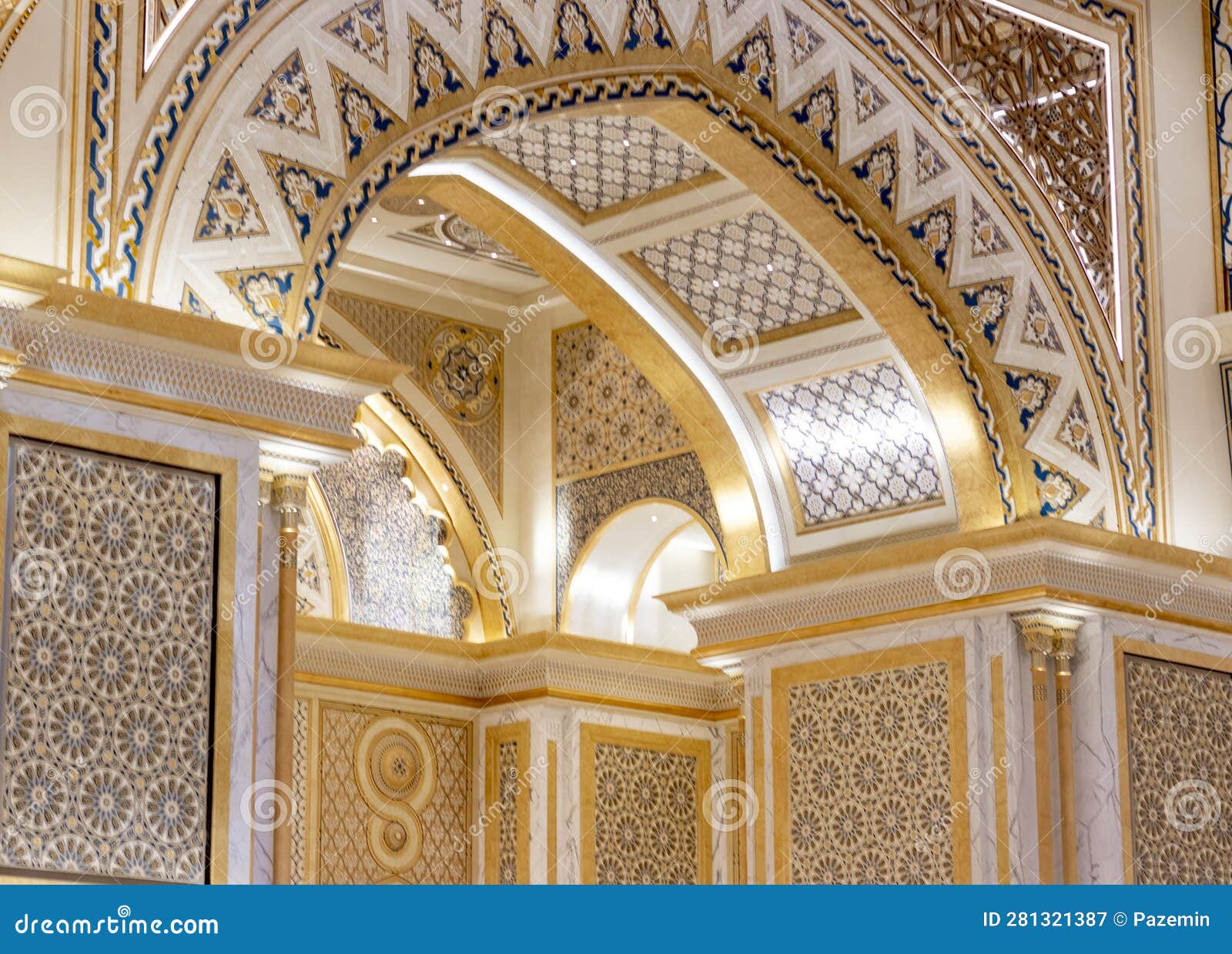 Elementos Interiores Dentro De Un Palacio. Lujoso Fotografía editorial ...
