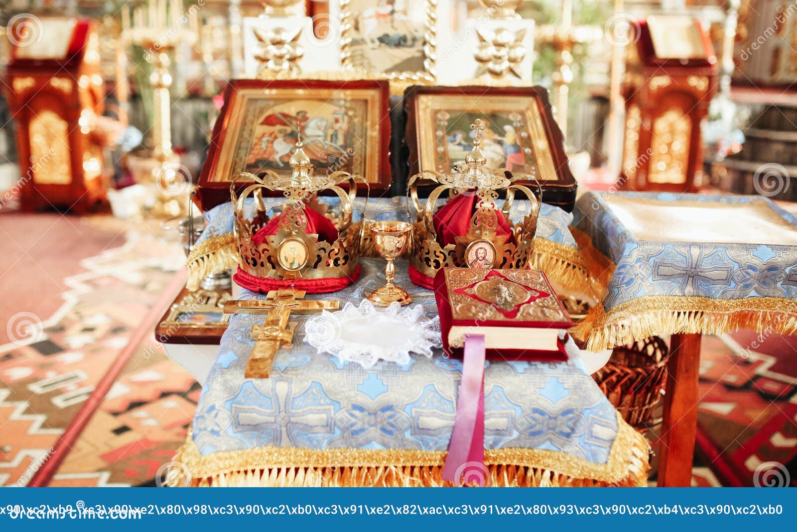 Elementos Religiosos En El Trono Foto de archivo - Imagen de interior ...