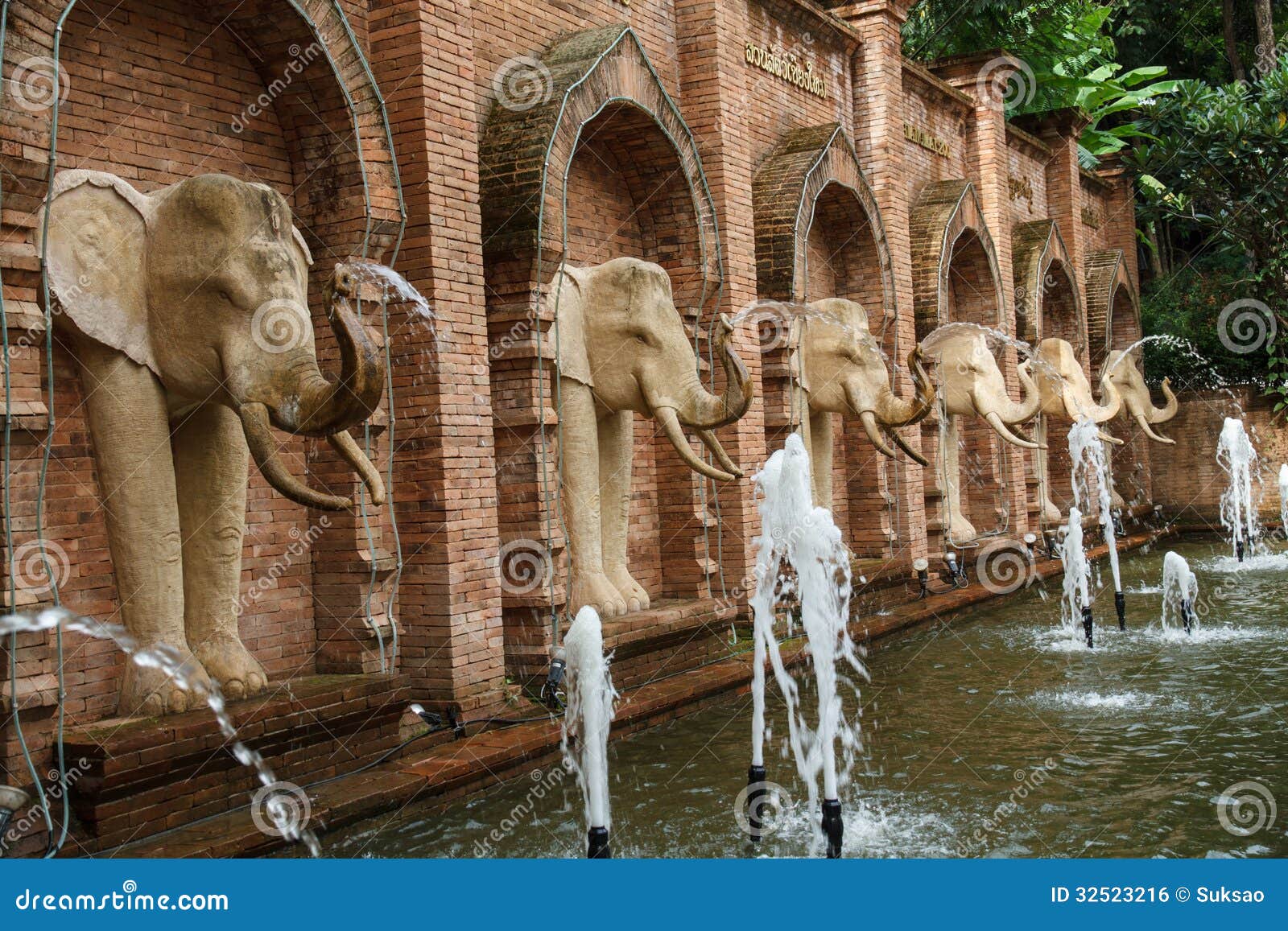 Elephant Statue spray stock photo. Image of travel, famous - 32523216