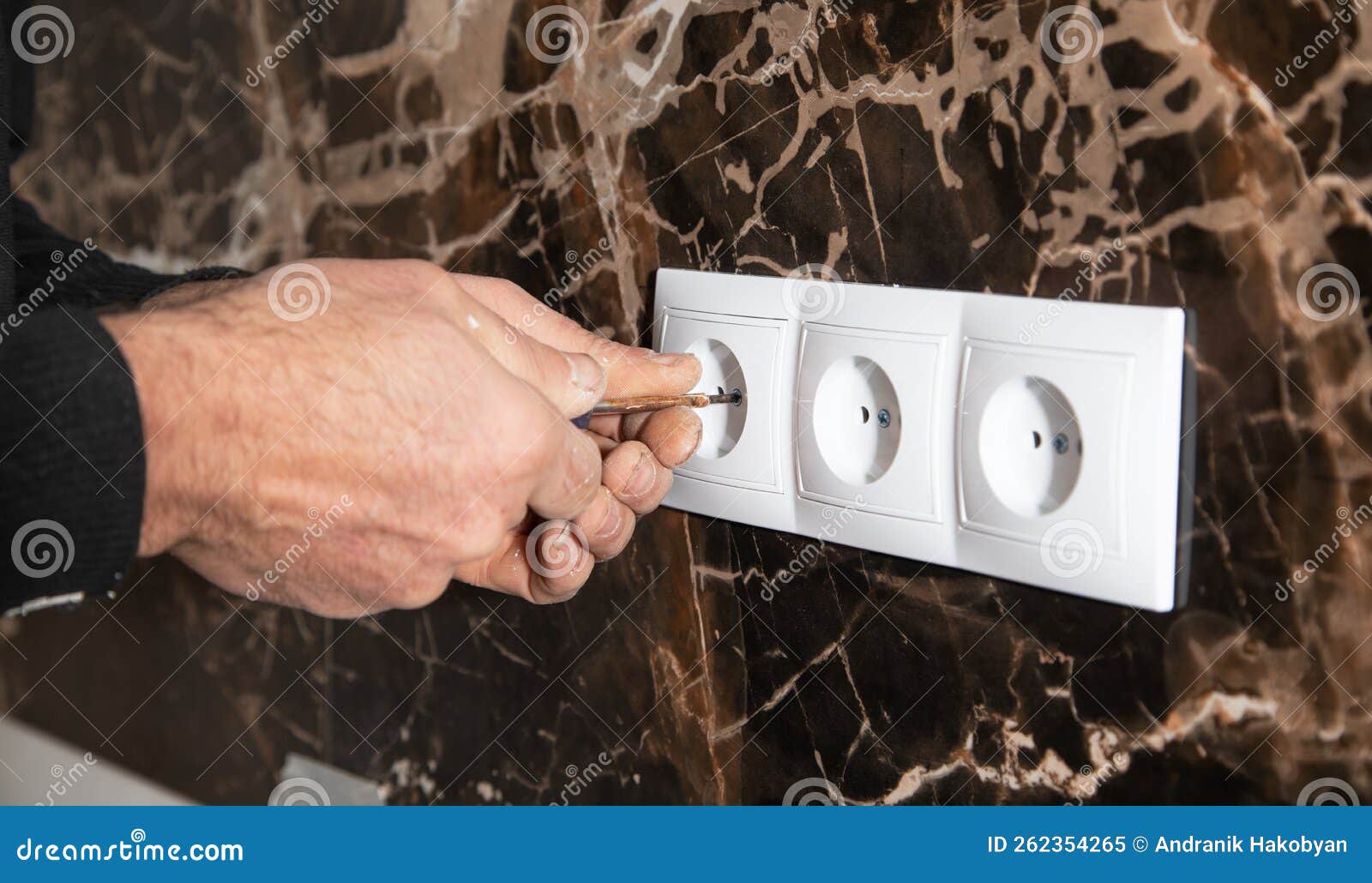 Eletricista Instalando Uma Tomada De Parede Em Casa Imagem de Stock ...