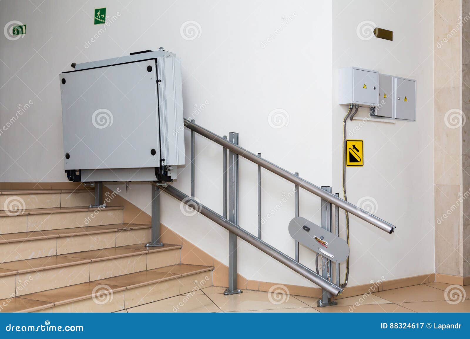 Elevación De La Escalera Para El Discapacitado Escaleras Del Edificio ...