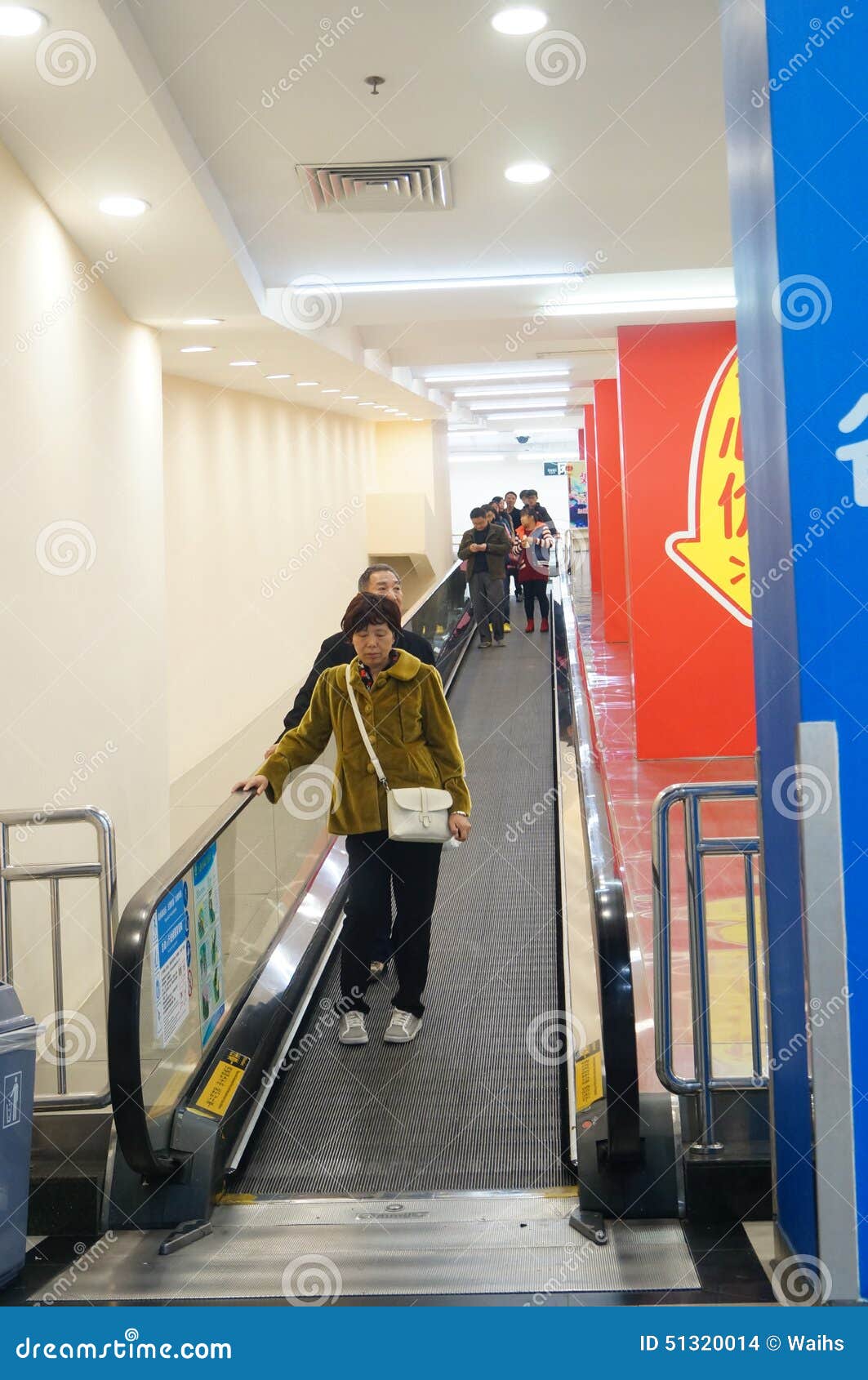 Elevador de WAL-MART imagen de archivo editorial. Imagen de elevador ...