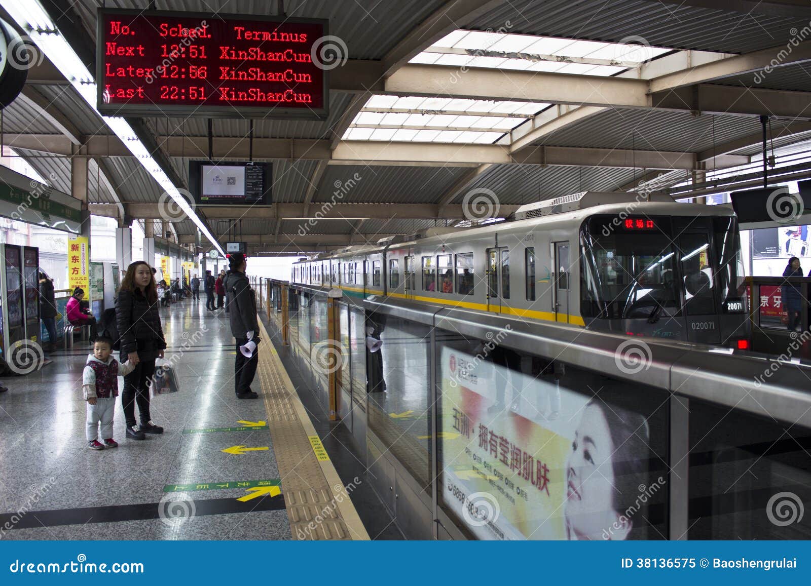 Elevated train editorial image. Image of architecture - 38136575
