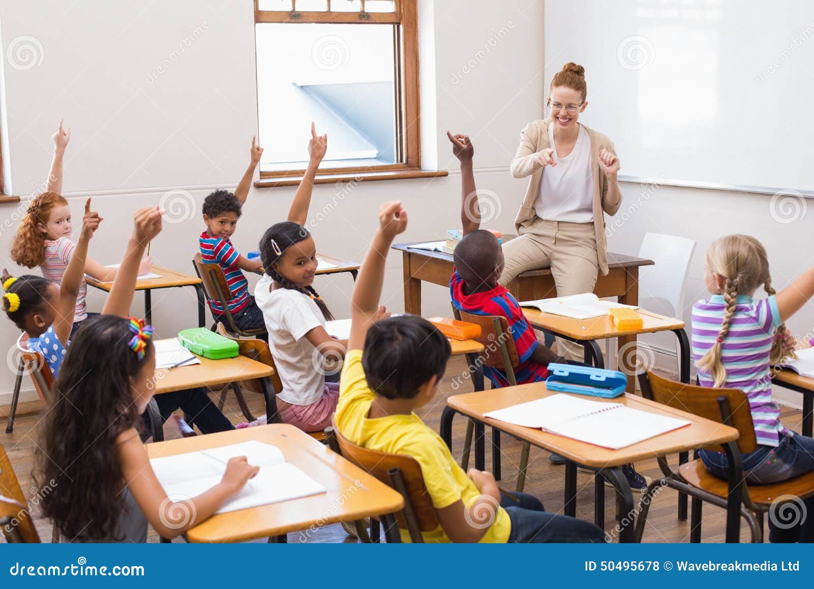 Elever Som Lyfter Handen I Klassrum Arkivfoto - Bild av svar ...